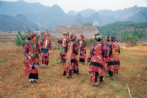 Visiting the Lolo People – Forest Lovers at Heart – CampViet